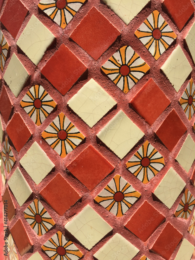 Pared con azulejos rústicos mexicano colores y grabados Stock Photo ...