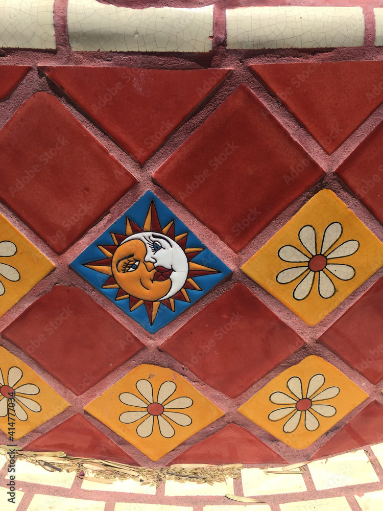 Pared con azulejos rústicos mexicano colores y grabados Stock Photo ...