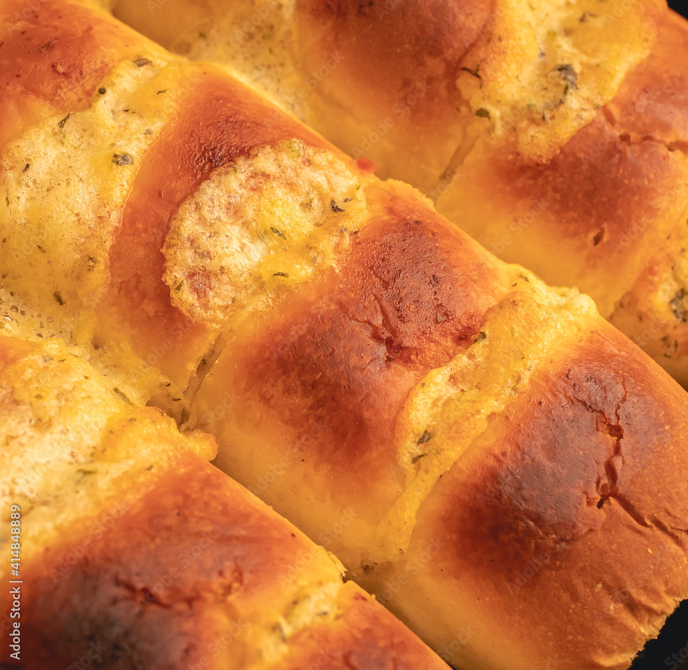 Pão de alho ( pão-com-alho ) assado no forno elétrico. O pão de alho no ...