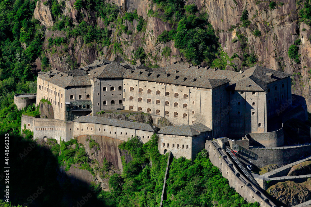 Fotka „BARD, ITALY: Fort Bard is a fortified complex built in the 19th ...