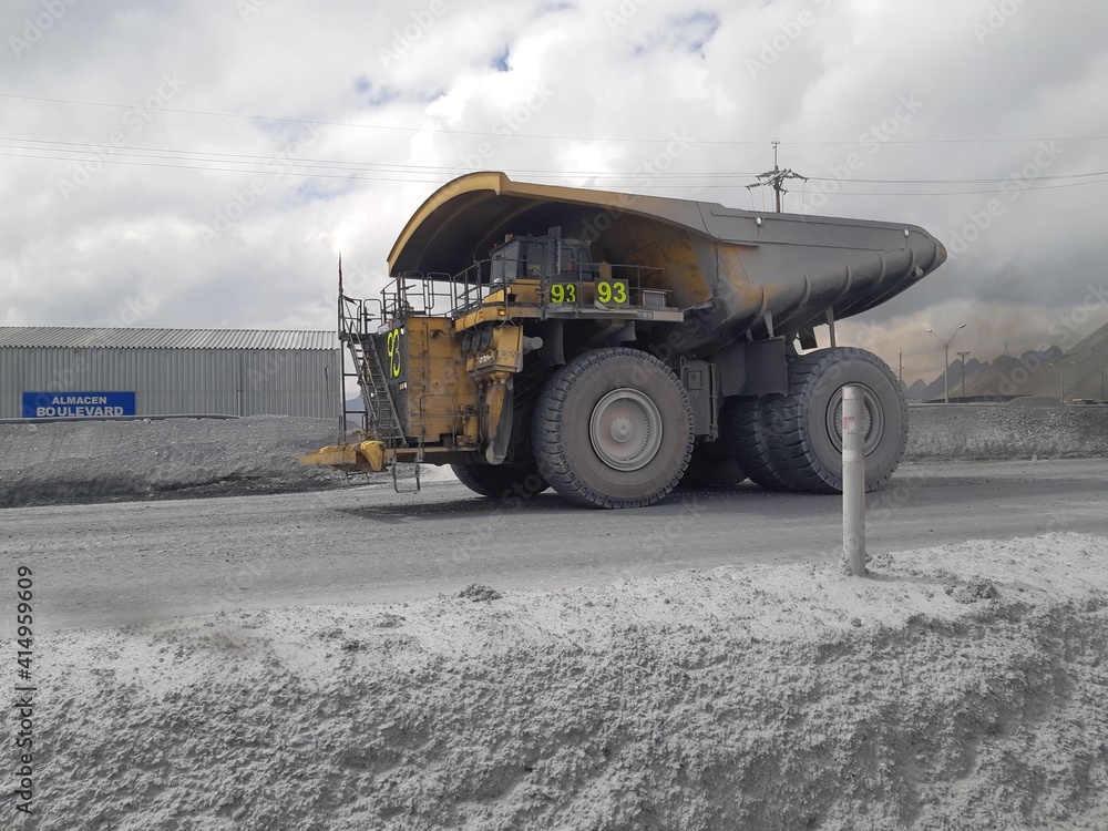 Foto de CAMION MINERO, COMPANIA MINERA ANTAMINA, PERÚ do Stock | Adobe ...