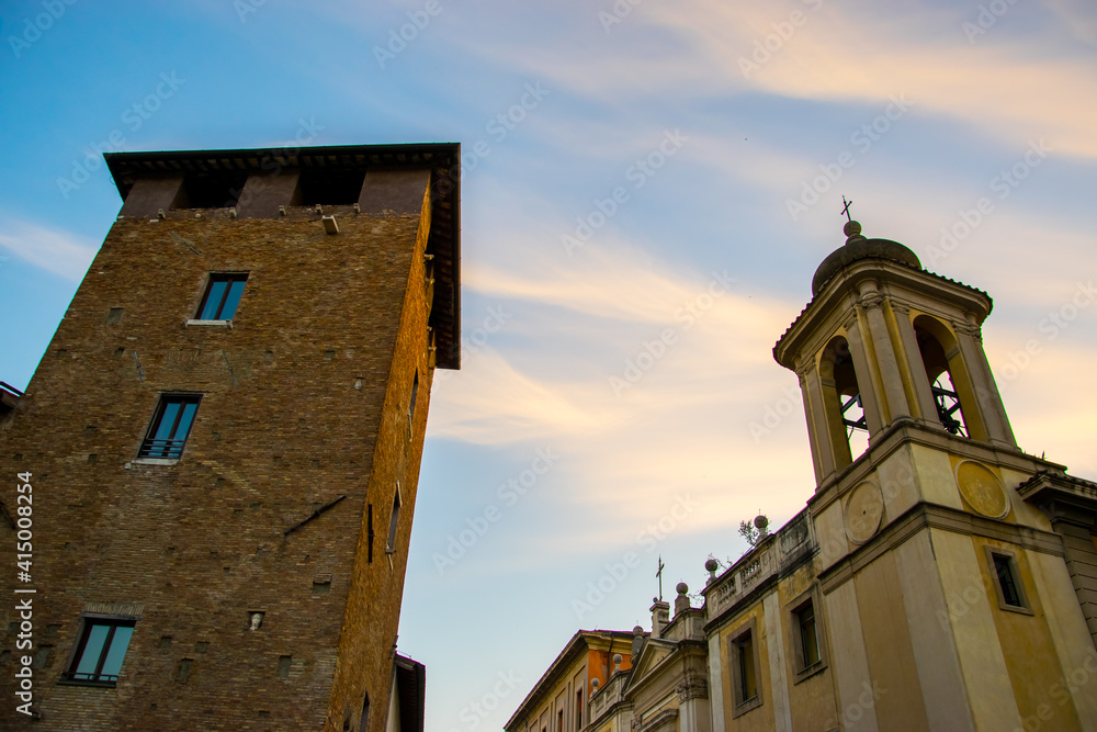 Imagen contrapicada de dos de los edificios de la Isola Tiberina al ...