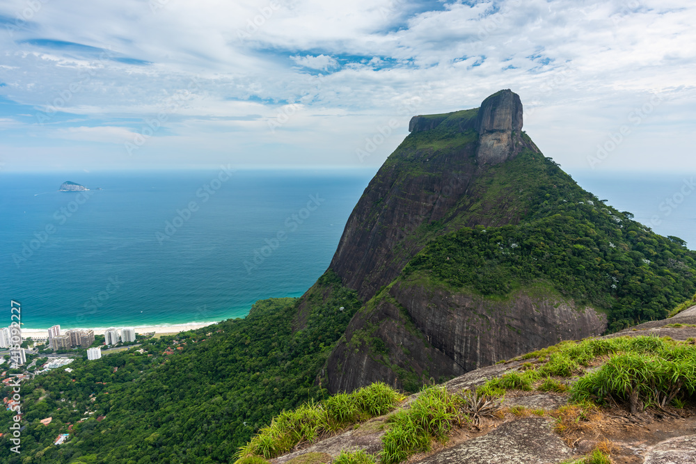 Foto de Beautiful scene from up Pedra Bonita overlooking Pedra da Gávea ...