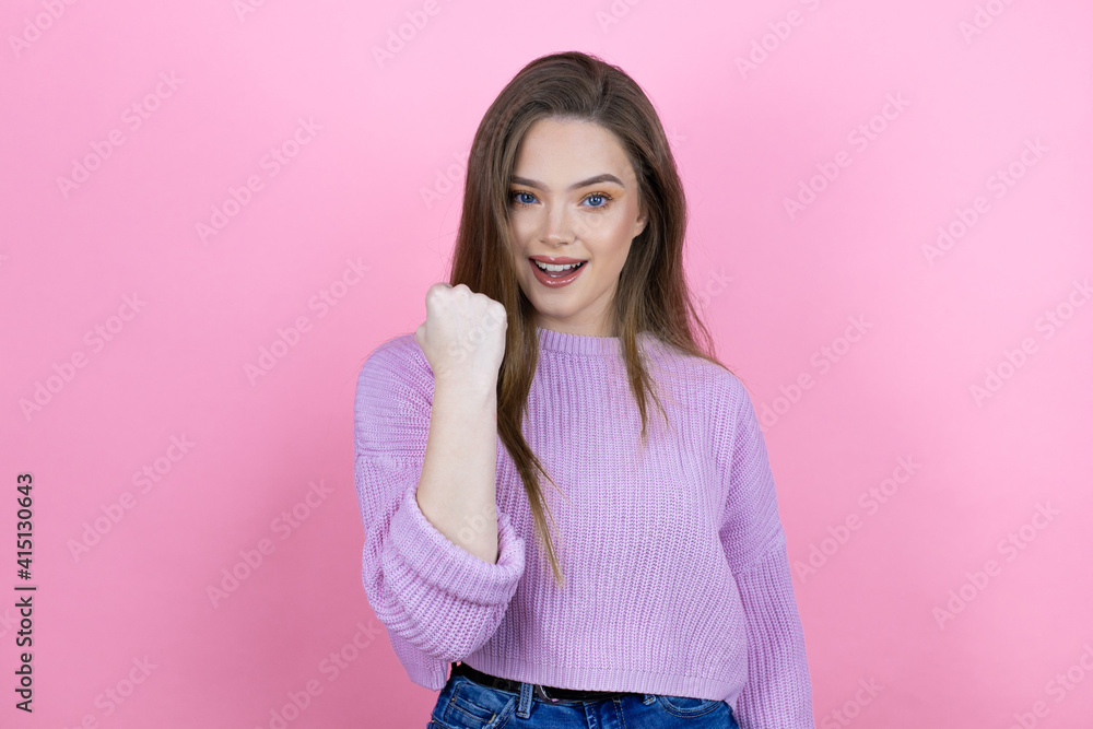 Young pretty woman with long hair standing over isolated pink ...