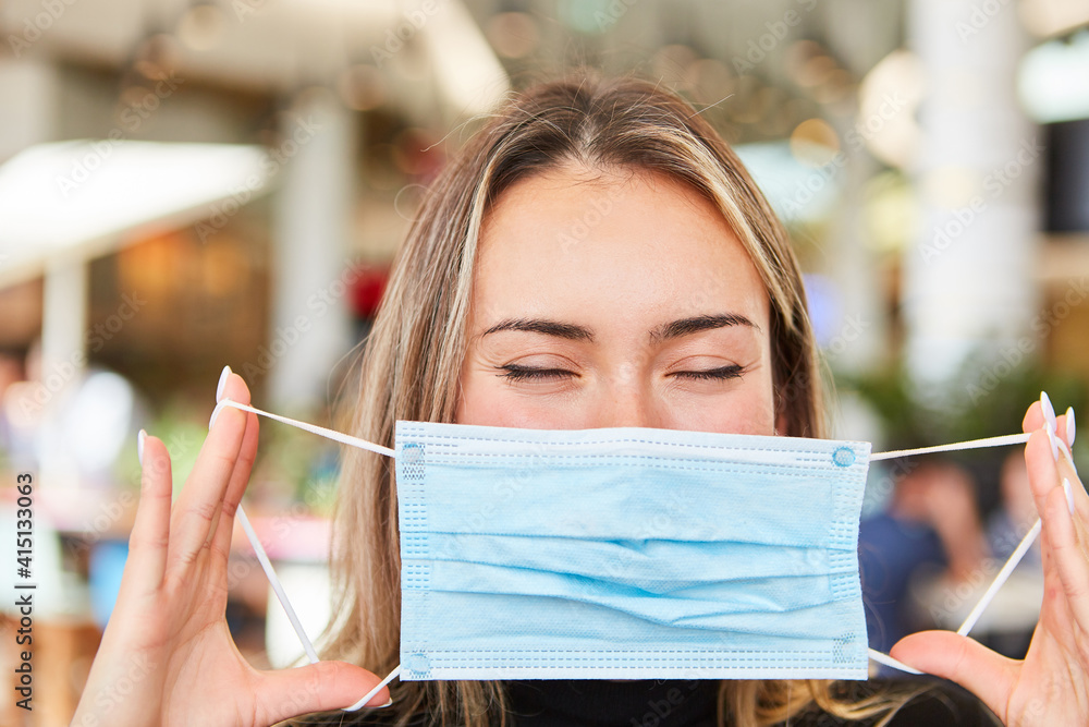 Frau gibt Anleitung zum Maske richtig aufsetzen gegen Covid-19 Stock ...