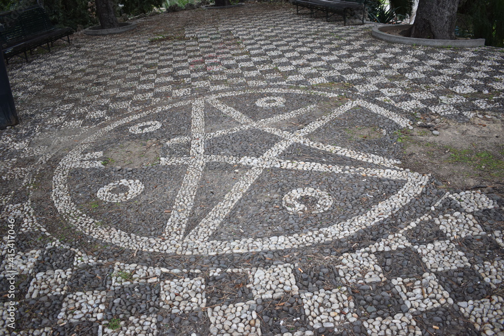 Flooring of white and dark grey pebbles with the shape of a big star in ...
