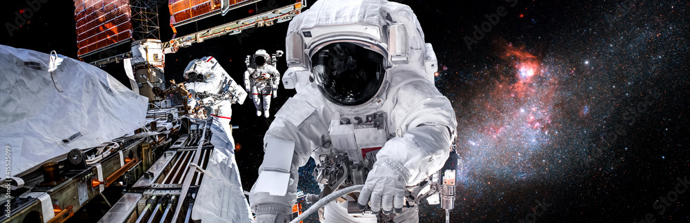 Foto de Astronaut spaceman do spacewalk while working for space station ...