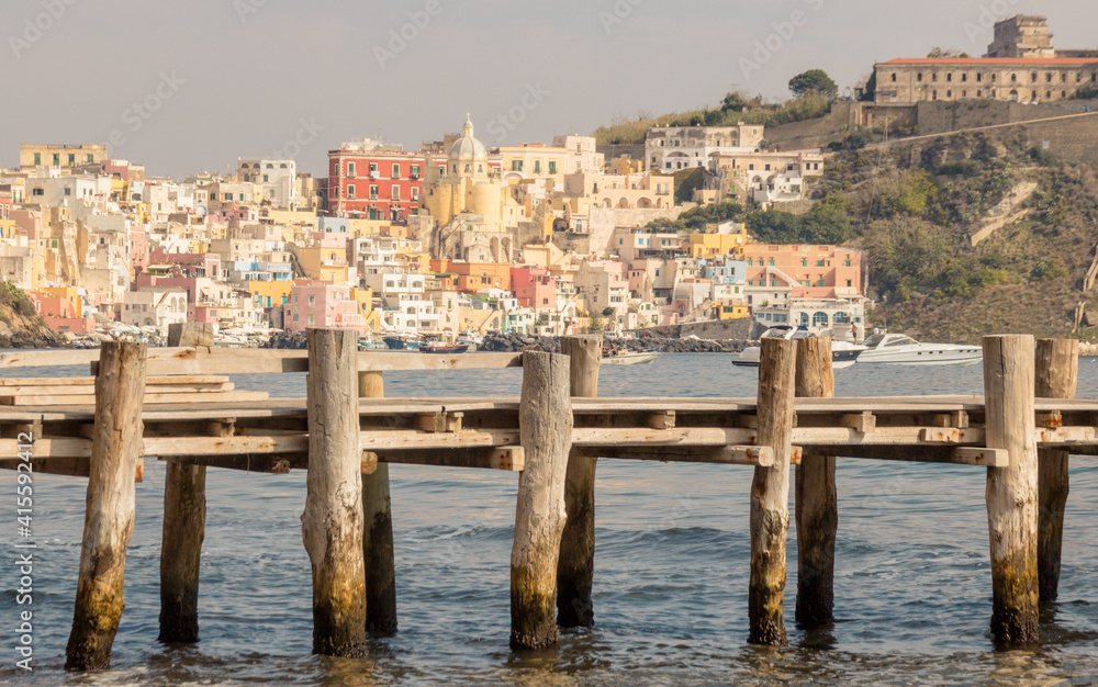 Ponton en bois sur la plage sur l'île de Procida en Italie dans la baie ...