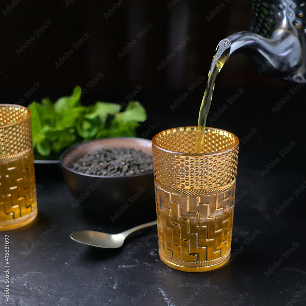 Té marroquí servido en vasos típicos de marruecos, té verde con ...