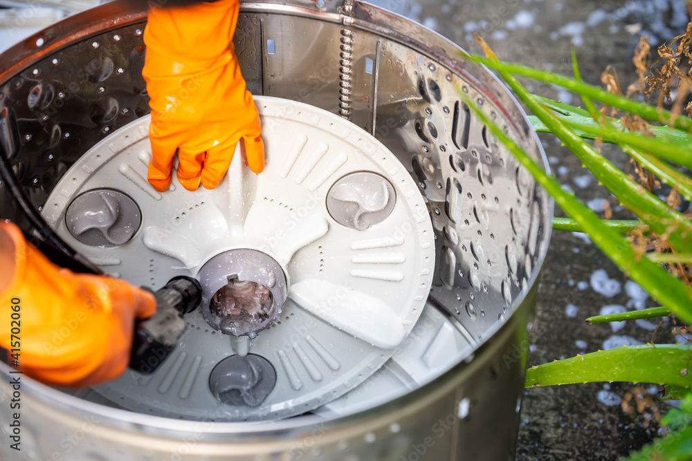 Washing the washing machine tub to clean and remove stains from the ...