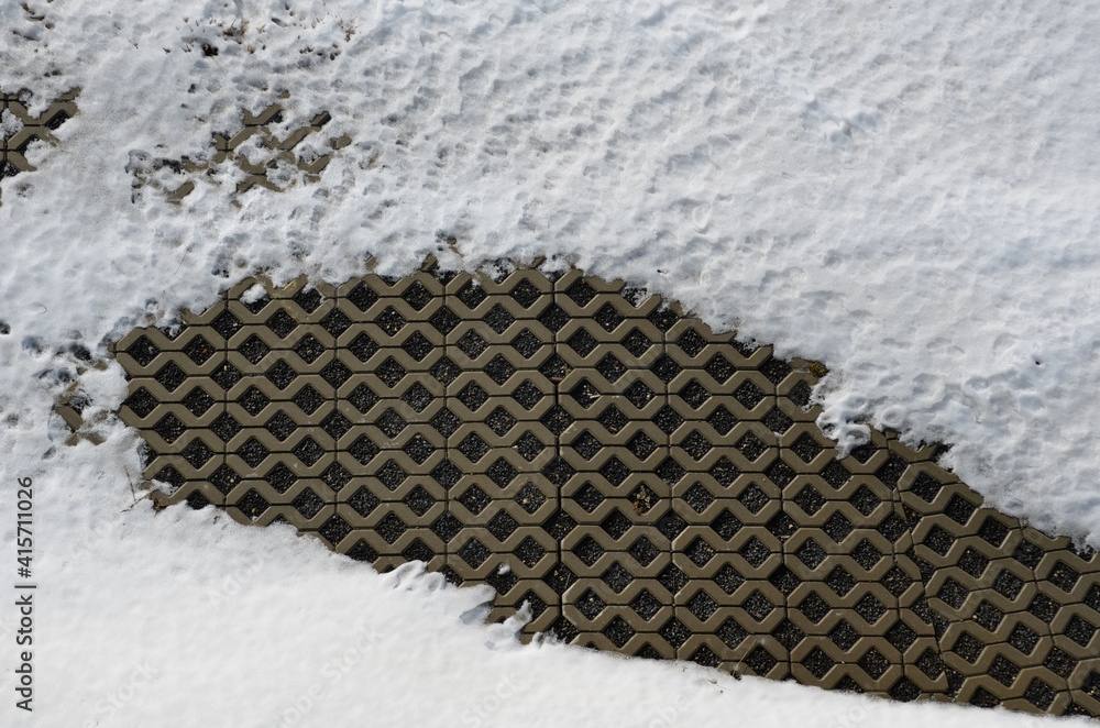 Grass paving enables the strengthening of surfaces and at the same time ...