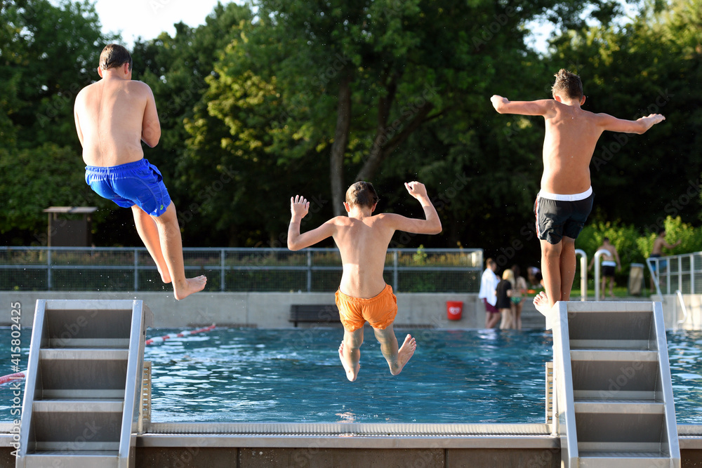 Badespaß und Springen m Freibad Laakirchen, Österreich, Europa ...