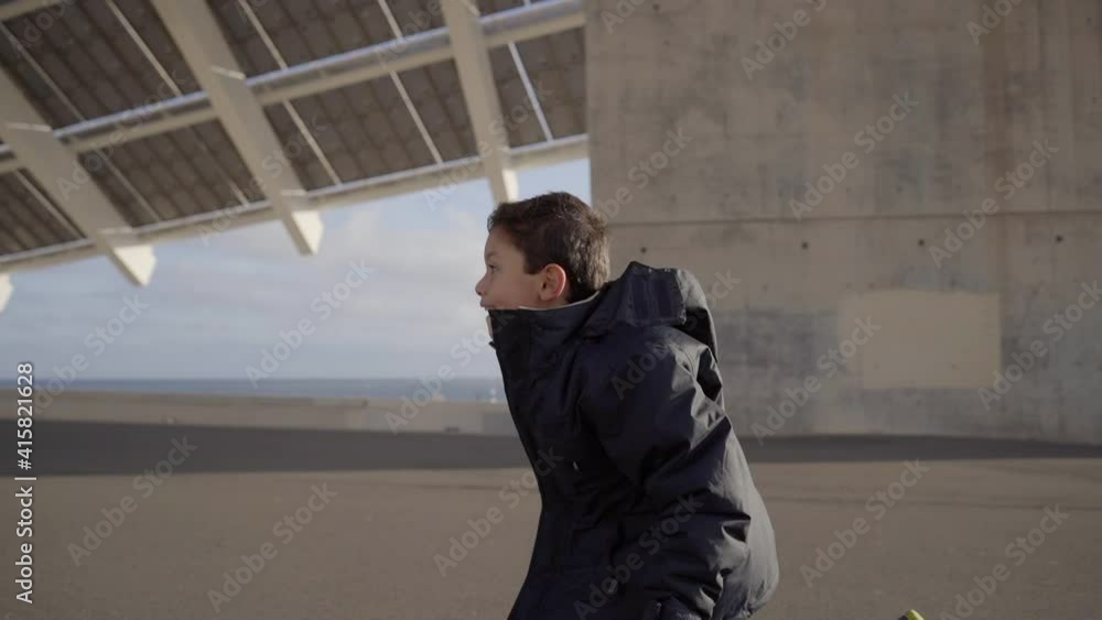 Vidéo Stock Side view of a child running towards its mother. She hugs ...