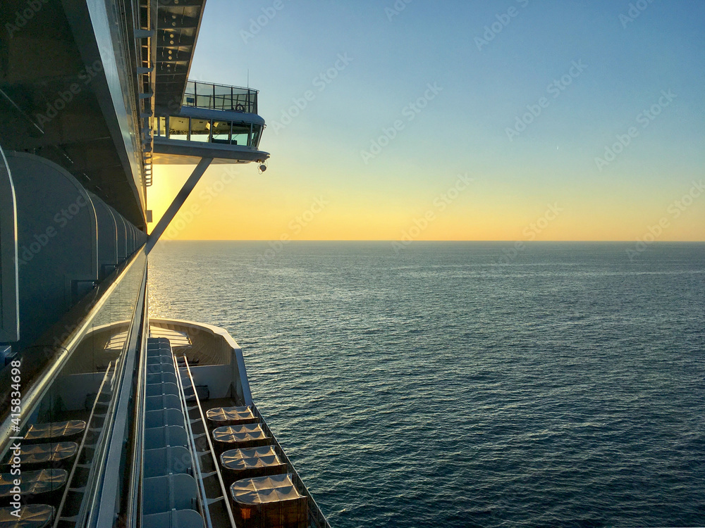 Fotka „Dream vacation holiday on outdoor promenade sun deck with ...