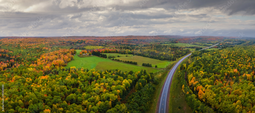 Beautiful autumn countryside drive in the Michigan Upper Peninsula ...