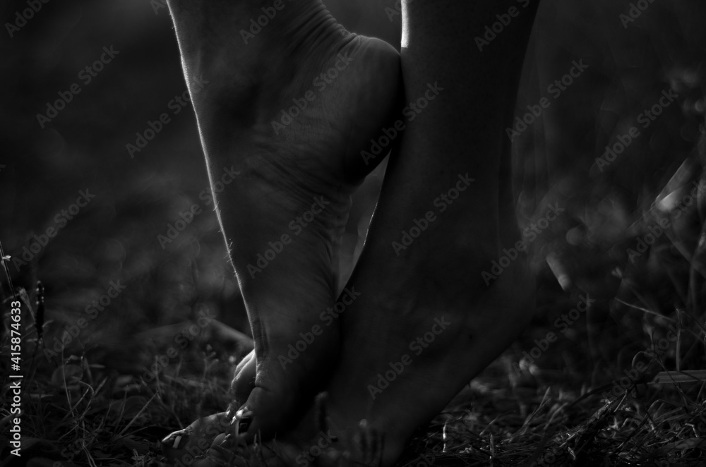 female legs close-up, toes with a beautiful pedicure, feet and toes ...