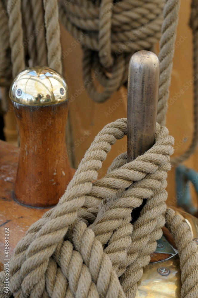 Foto de Rigging rope wrapped around a wooden peg on the USCG Eagle is a ...