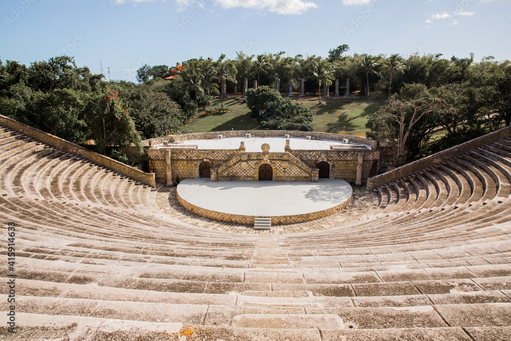 Foto de Amphitheater in ancient village Altos de Chavon - Colonial town ...