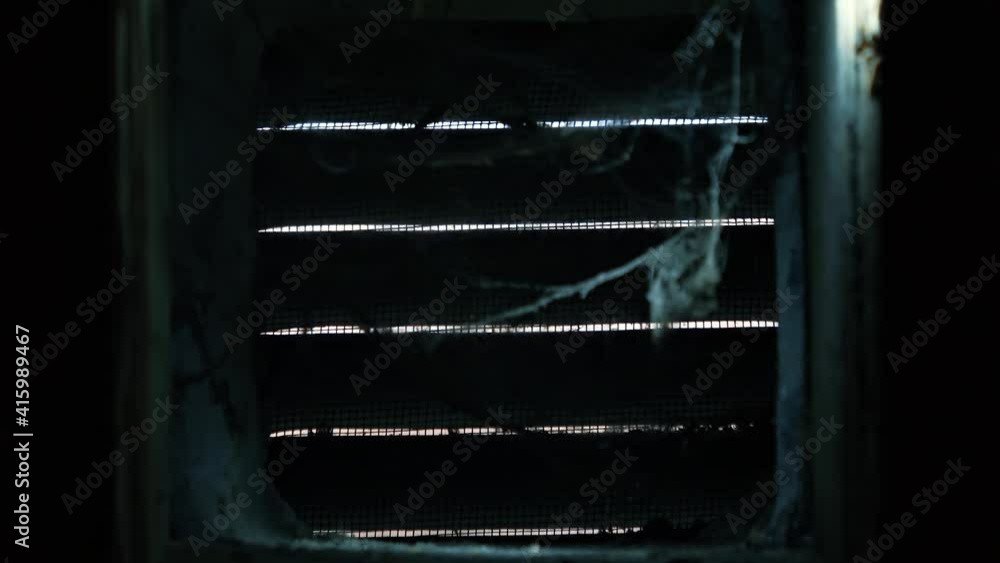 Flashlight illuminates creepy cobwebs inside ventilation ducts. vídeo ...
