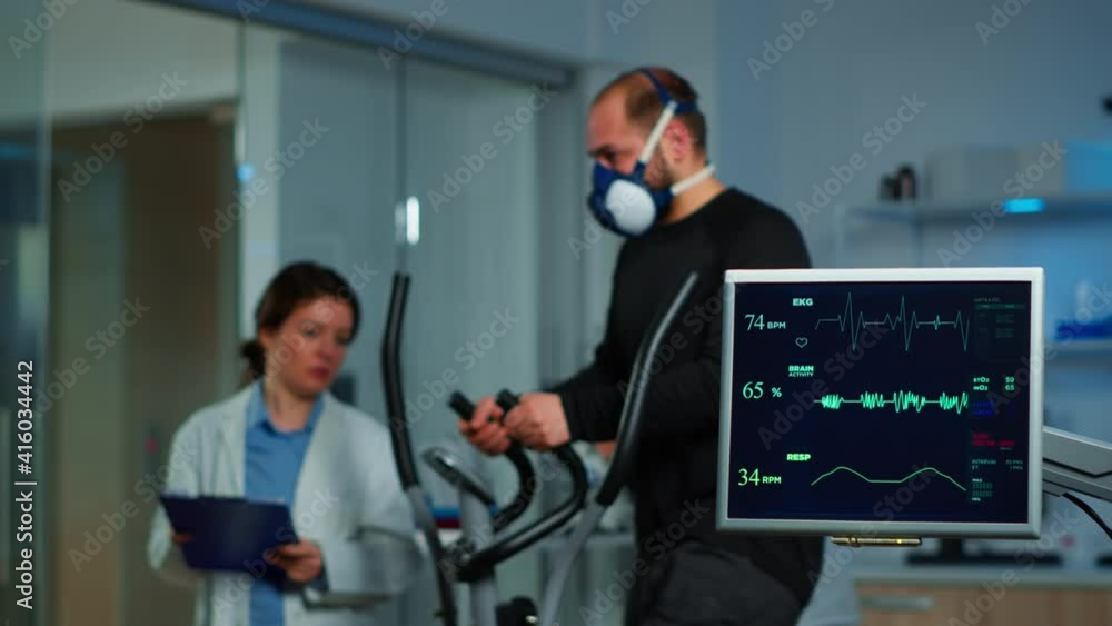 Team of medial researchers monitoring vo2 of man performance sports ...