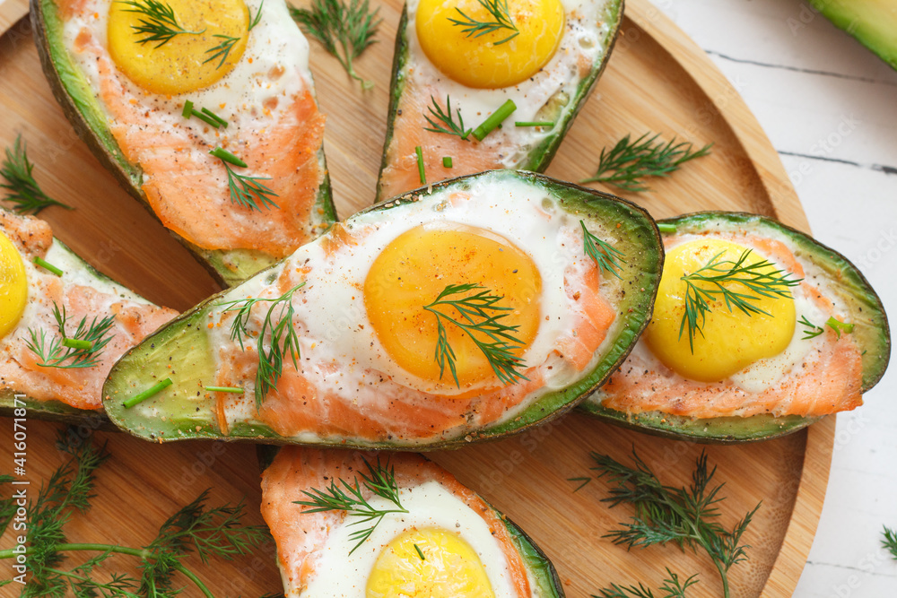 Awokado nadziewane wędzonym łososiem i jajkiem Stock Photo | Adobe Stock