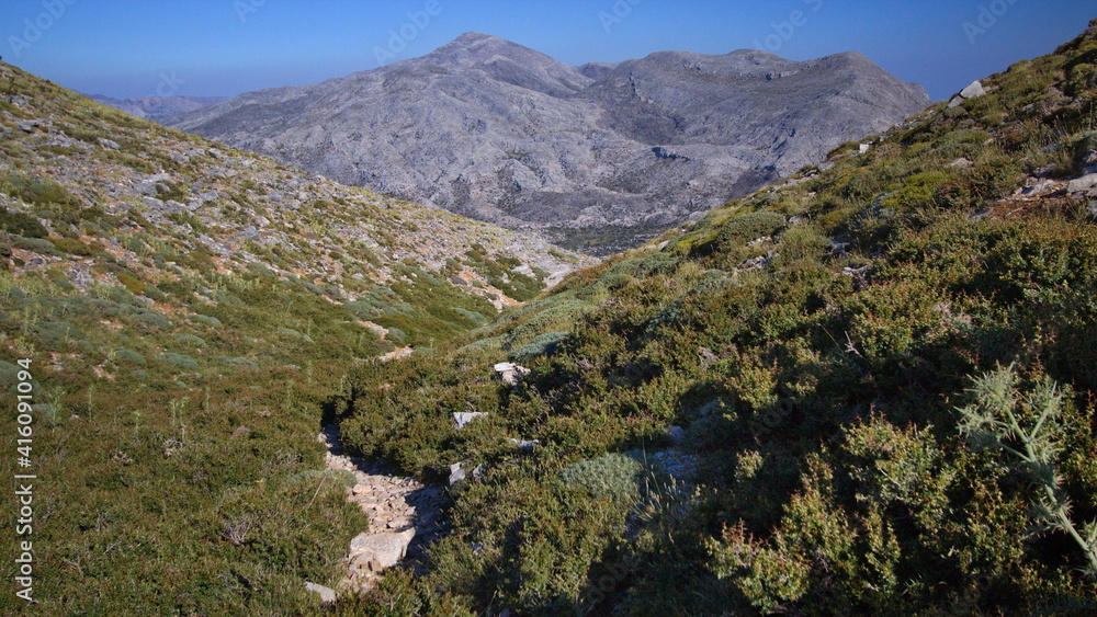 Foto de Hiking track to Psiloritis, the highest mountain in Crete in ...