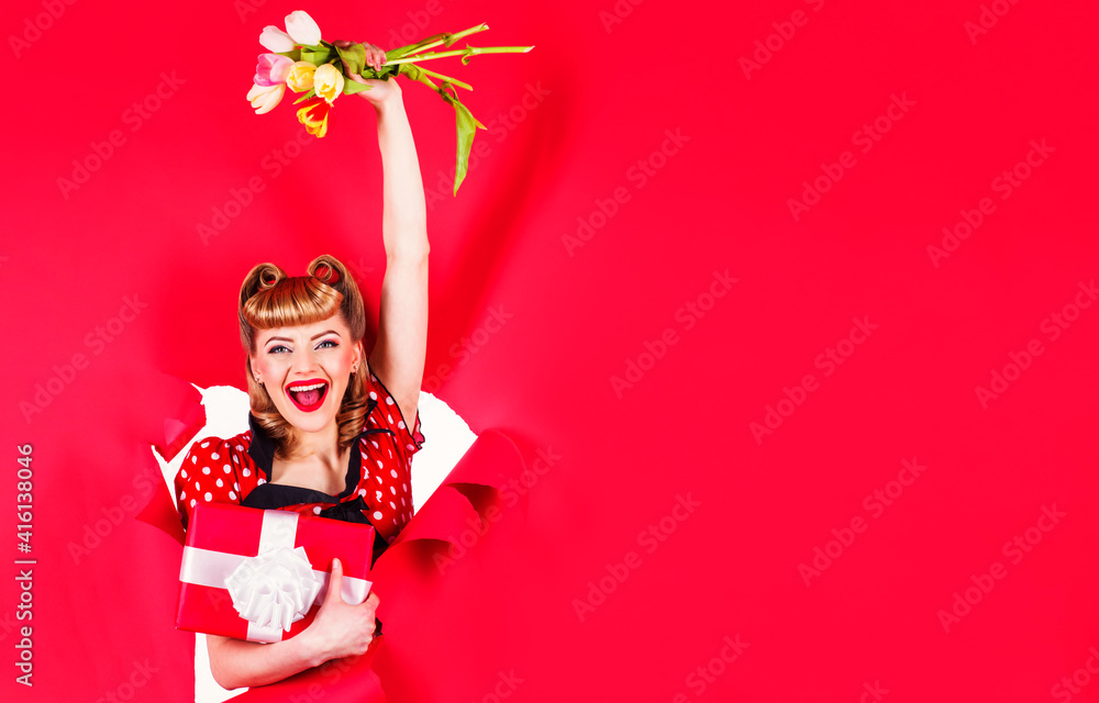 Smiling retro woman with flowers and gift. Pinup girl. Pin up girl with ...