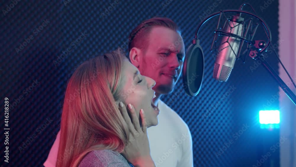 Vidéo Stock Medium close up - Young Caucasian female and male singers ...
