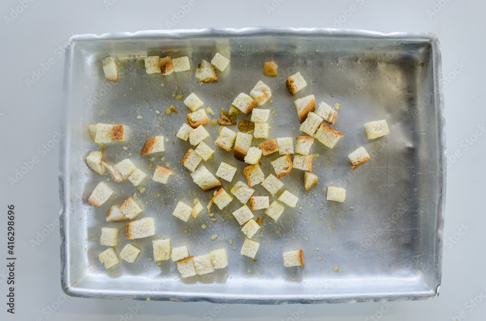 forma com pães em cubo no fundo branco Stock Photo | Adobe Stock