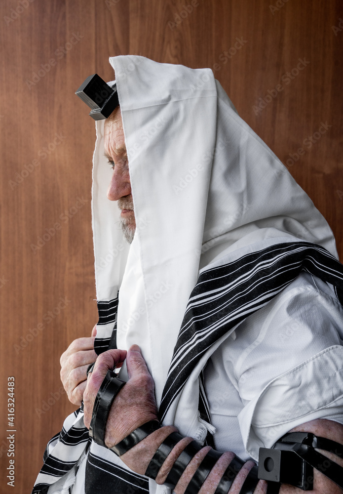 Foto de Religious jew with tefillin on his forehead and a tallit on his ...