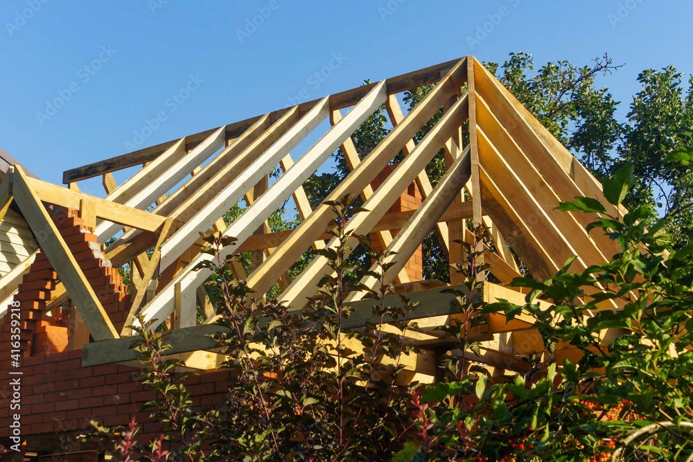 Foto de Rafter system of gable roof of one-story country cottage ...