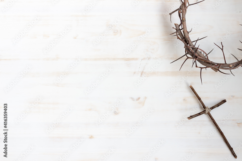 Crown of thorns and cross on white wood background with copy space ...