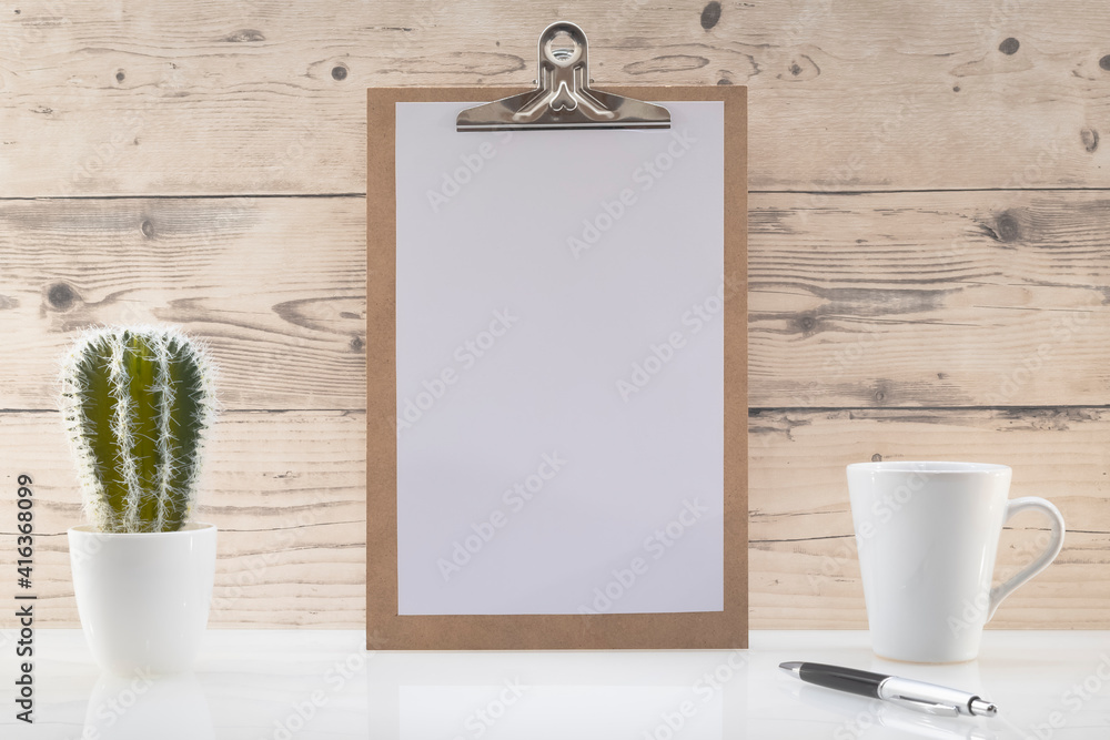 Modèle de planchette à pince en bois avec espace vide pour logos ...