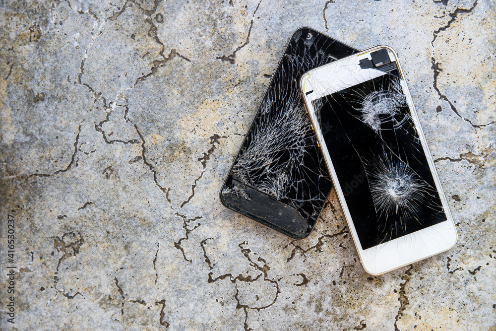 Foto de Screen cracked smartphone. Mobile phone with damaged ...