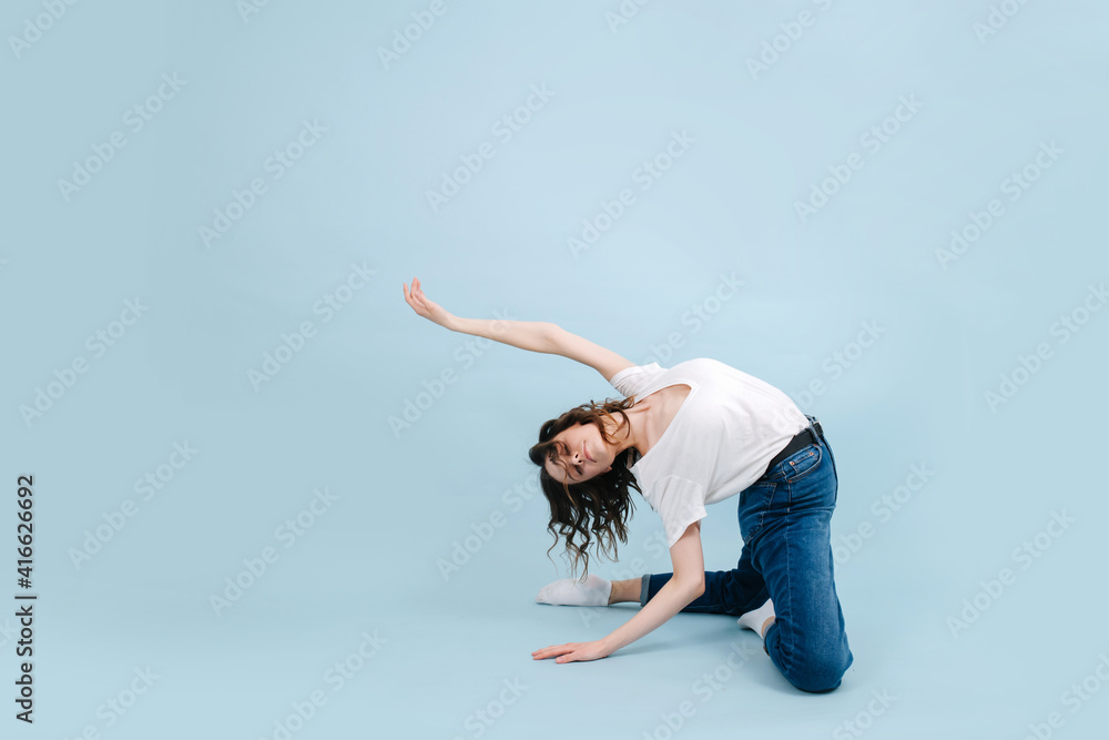 Foto Stock Artistic contemporary dancer poses in front of blue studio ...
