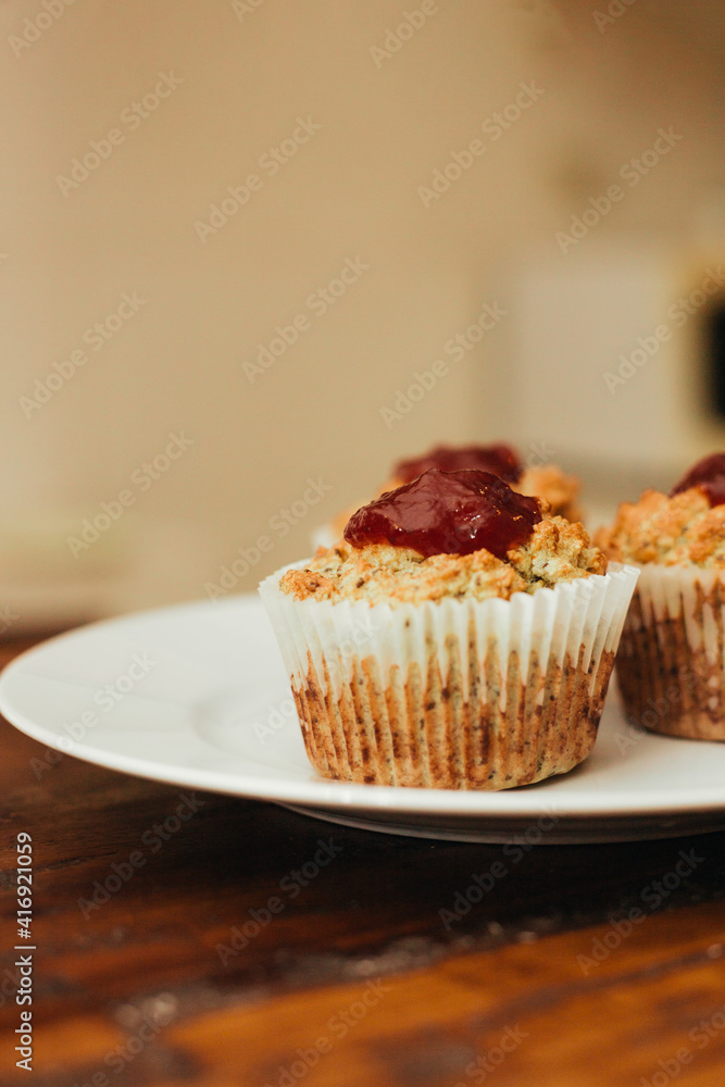 Dulce cupcake rico acaba de terminar de cocinar en una placa blanca con ...