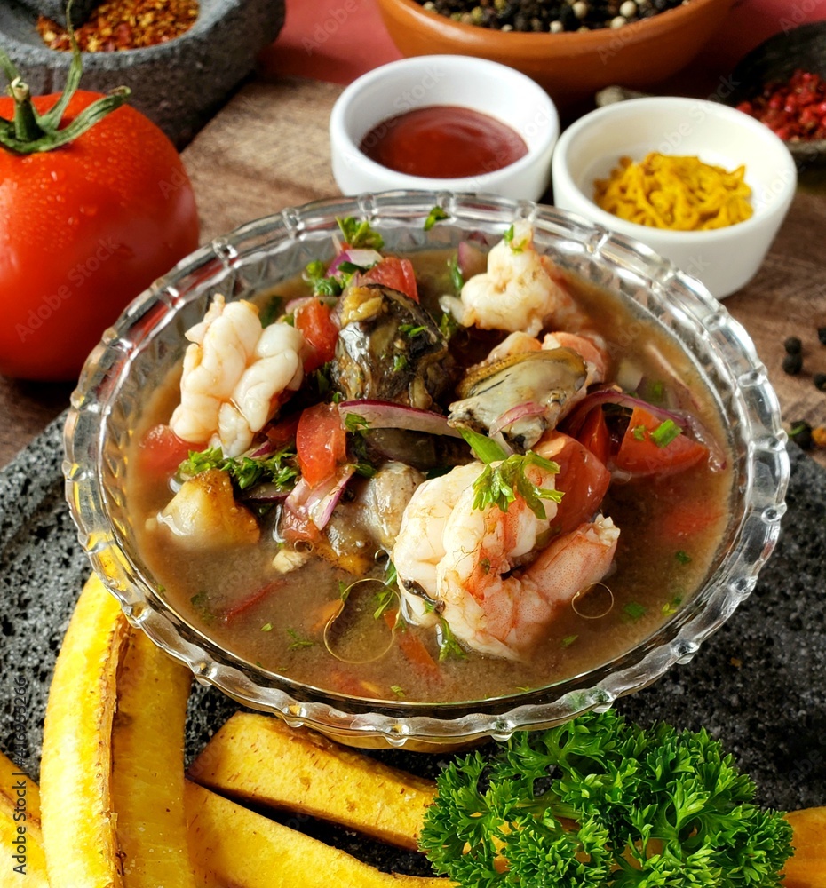 Ceviche de camarón fresco con verdes fritos es lo máximo en comida del ...