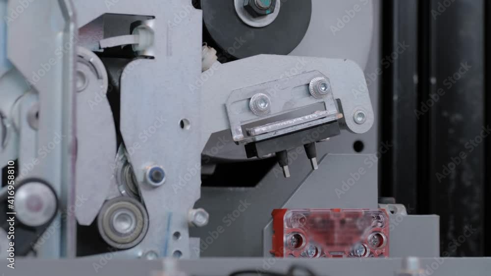 Vidéo Stock Elevator door opening and closing mechanism at lift ...