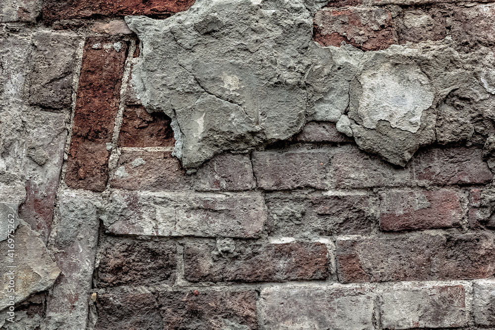 Foto Stock Texture of old dark gloomy dirty crumbling brick wall of ...