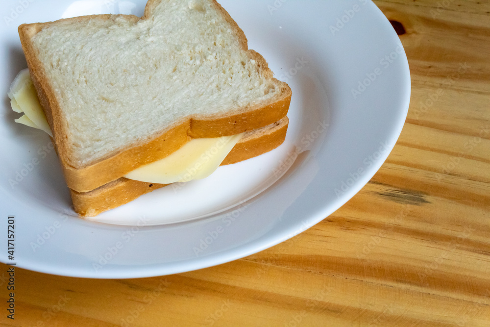 SANDUICHE DE PÃO DE FORMA COM QUEIJO MUSSARELA. Stock 写真 | Adobe Stock