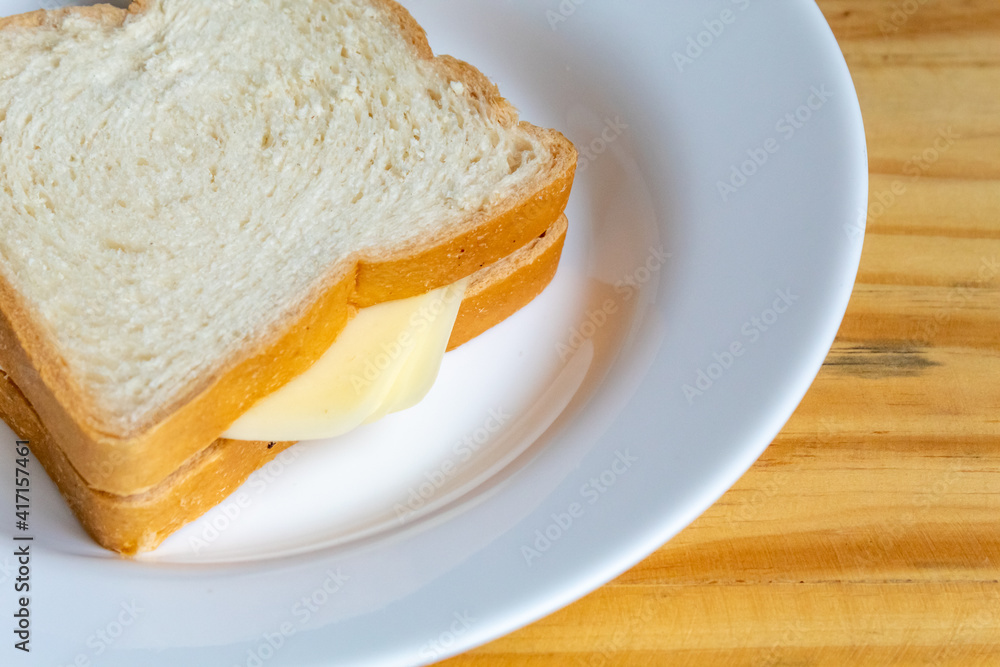 SANDUICHE DE PÃO DE FORMA COM QUEIJO MUSSARELA. Stock Photo | Adobe Stock