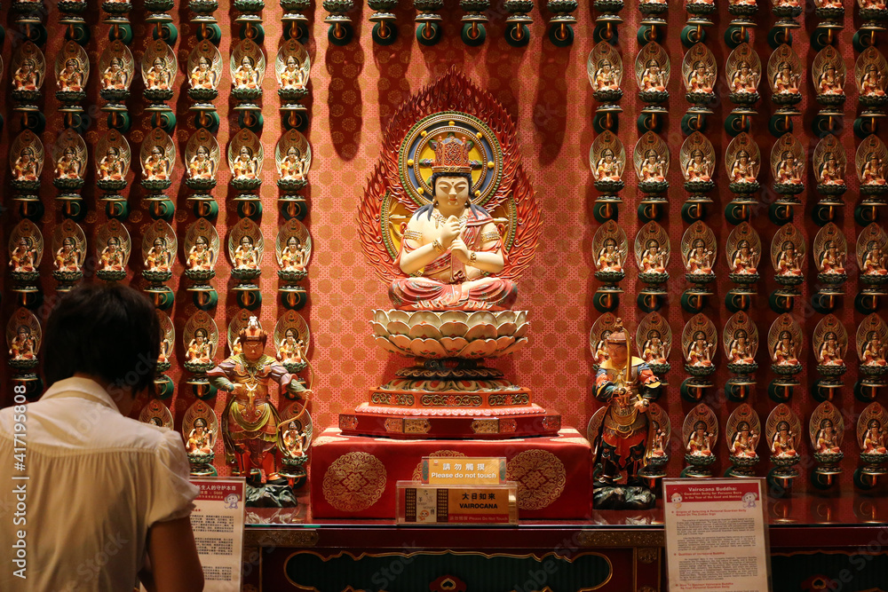 Buddha Tooth Relic Temple in Chinatown. Vairocana Buddha. Guardian ...