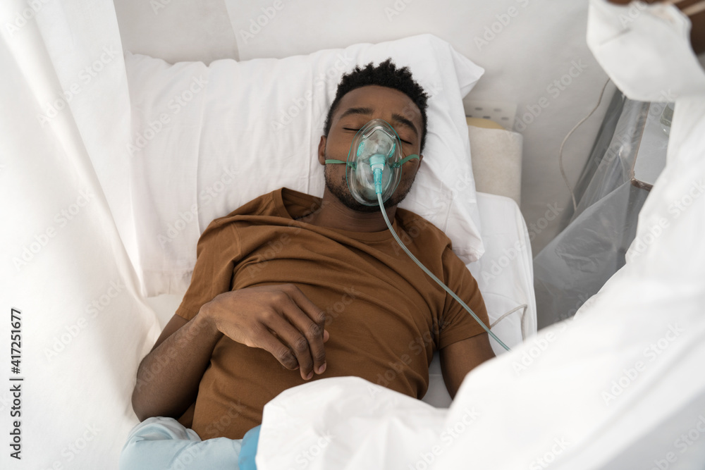 Doctor putting on oxygen mask patient diagnosis of coronavirus Stock ...
