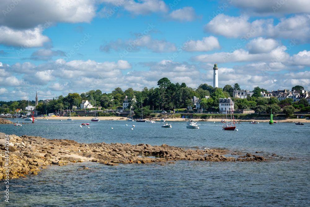 View of the Odet river with the lighthouse of Bénodet in Finistère ...