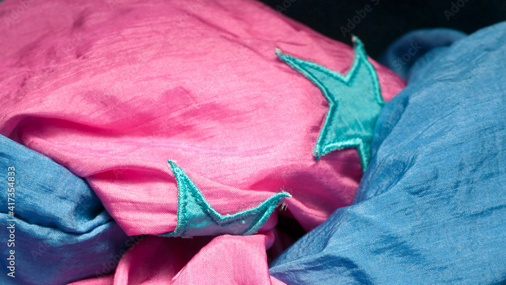 Parches de estrella azules cosidos en tejido táctel azul y rosa ภาพถ่าย ...
