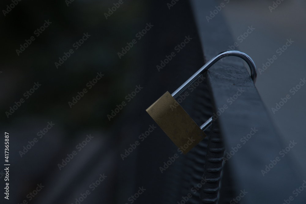 candado cerrado en el puente del amor Stock Photo | Adobe Stock