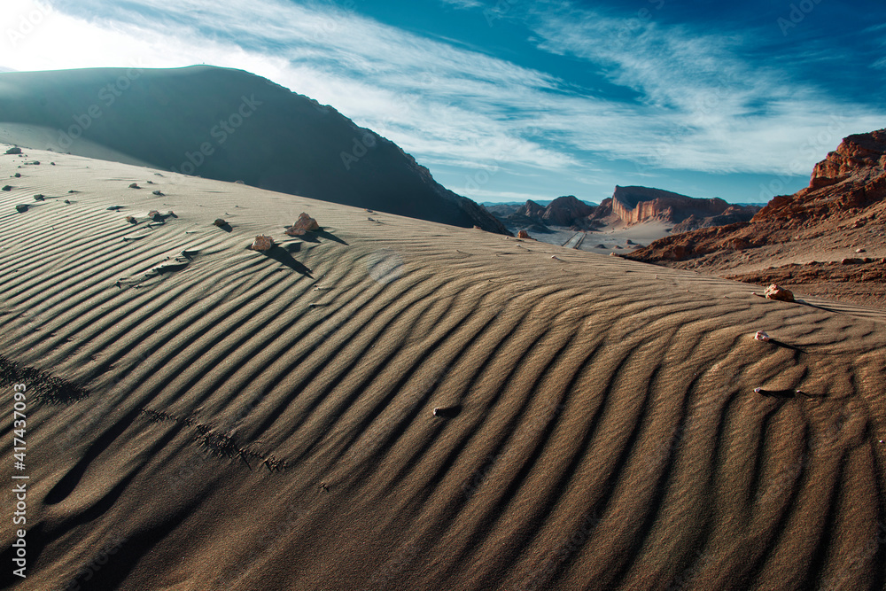 Sand ripples on the great dune and the amphitheater in the background ...