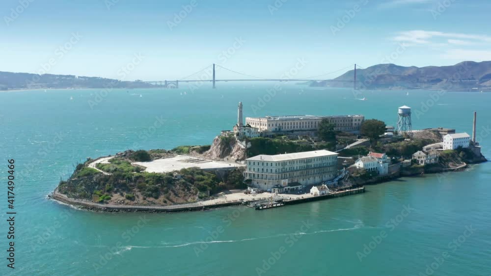 Vidéo Stock Aerial close up Alcatraz island with Golden Gate bridge on ...