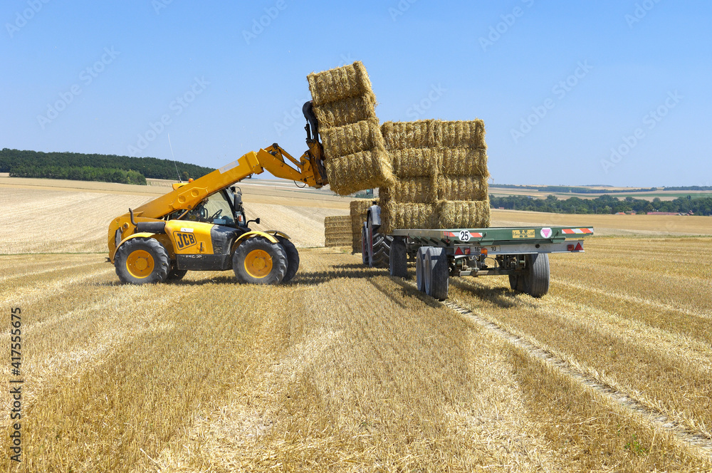 Foto de Collecte paille de blé. Pressage et mise en bottes à l'aide d ...
