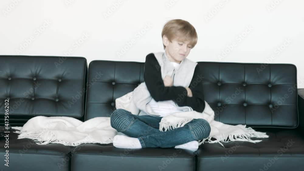 Vidéo Stock Sad upset addicted teenager boy playing videogames, losing ...